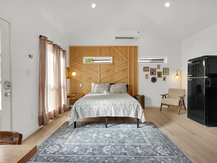 That Cozy Coit | New Spacious Studio - Denton, TX