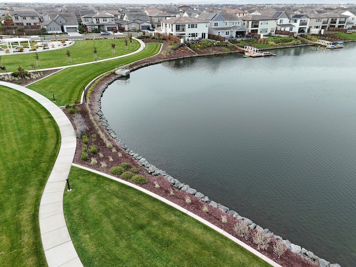 Lakefront Retreat: Cozy & New - Eagal Lake, Tracy