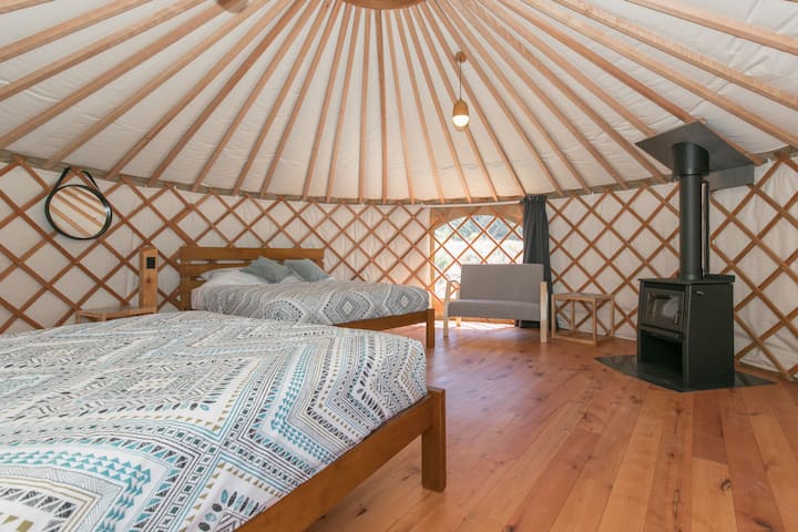 Toi Toi Yurt - 2 Queen Beds - Wanaka