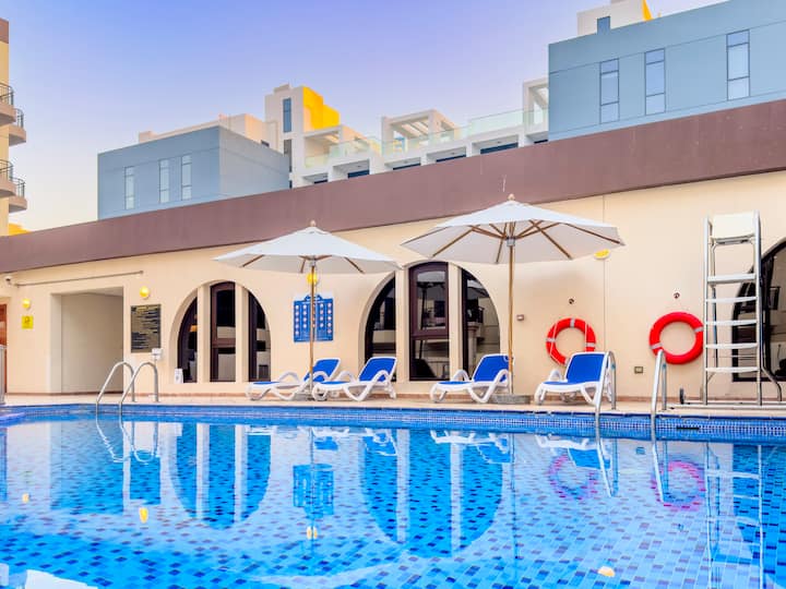Chic Studio Stay With Gym, Pool, And Kitchenette - Dubai