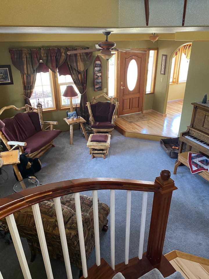 The White Haven
    Huge Yard, 7 Beds,  Pets - Klamath Falls, OR