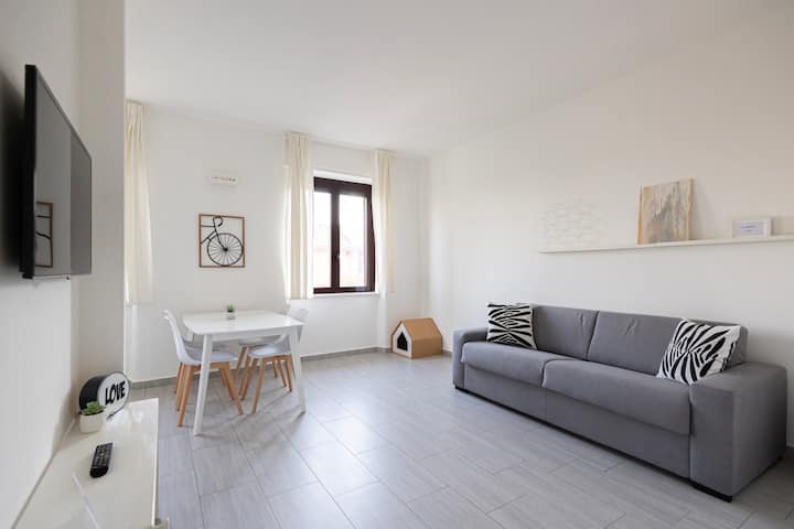 Soupra Minimalist Sunny Home - San Donato Milanese