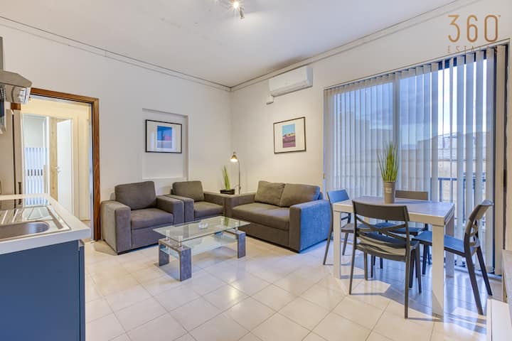 Charming 2br Apt With Balcony & City Views, Sliema - Valletta