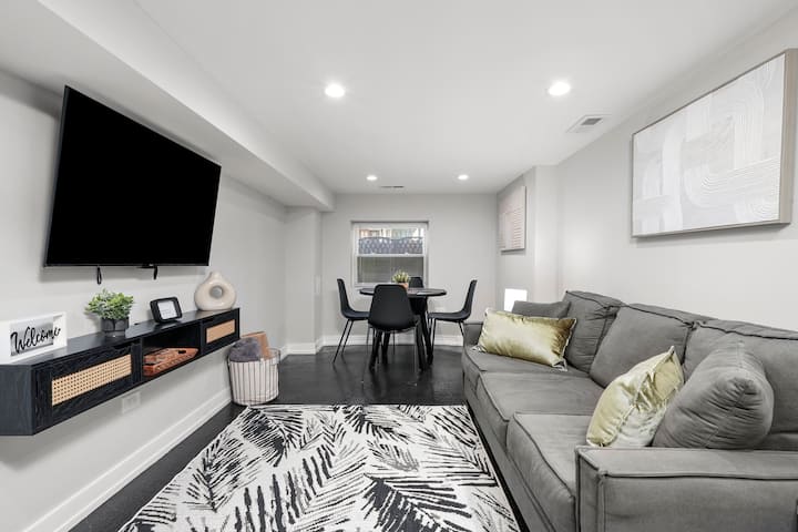 Cozy, Modern Garden Unit - Chicago, IL