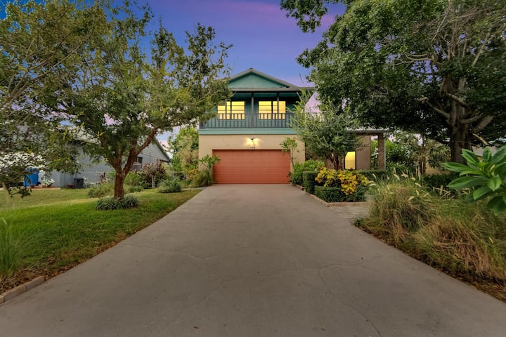 Full Waterfront Home W/ Covered Pool & Patio Area! - Apollo Beach, FL