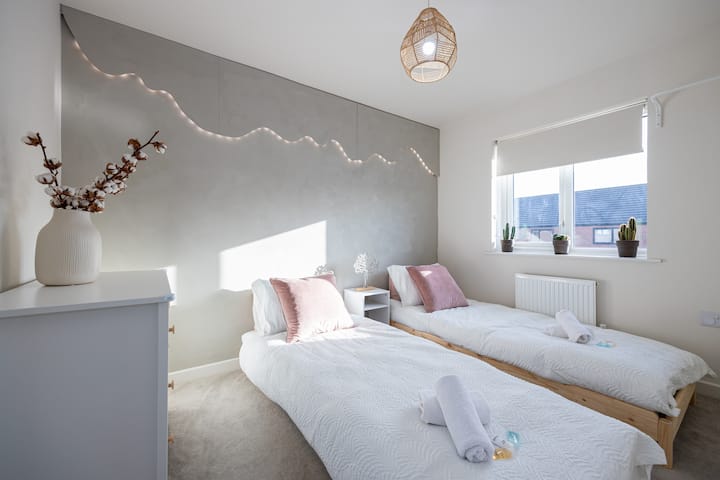 Trox Home • 4.97 Stars • Free Parking Included - Manchester