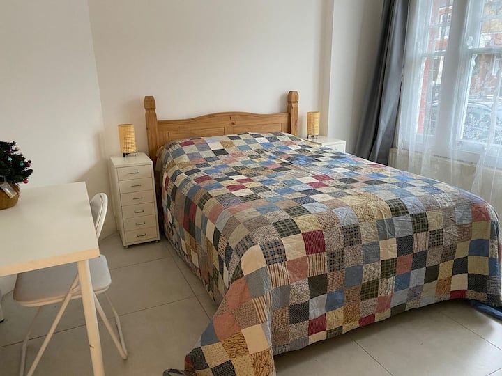 Bright Double Room In Friendly Home - Cockfosters