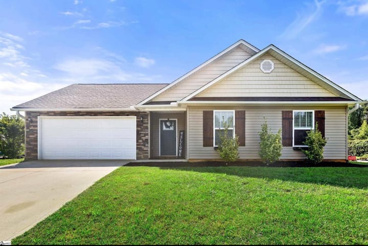 Nice 3 Bed 2 Bath W/ Garage In Tr - Travelers Rest, SC