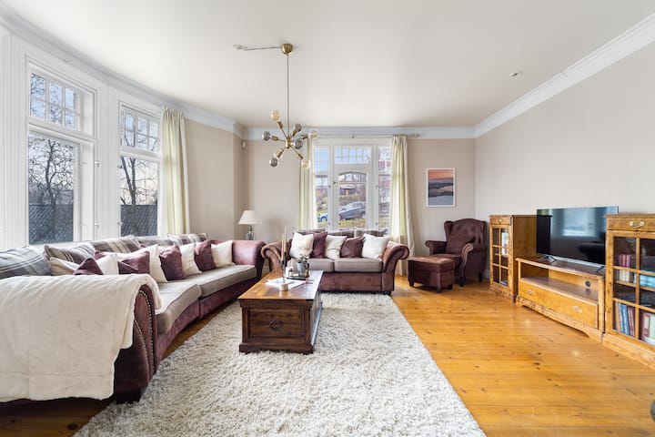 Spacious Historic Villa Main-floor Apartment - Tromsø