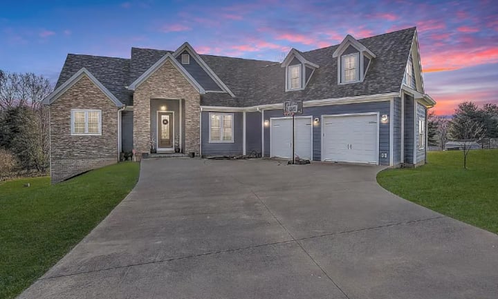 Big Blue Lake House - Abingdon, VA