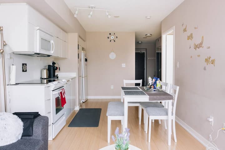 Lovely 1br + Den (2 Beds) Adjacent Cn Tower - Mississauga
