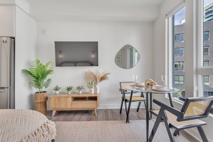 King Bed | Gym | Free Gated Parking | Rooftop View - West Hollywood, CA