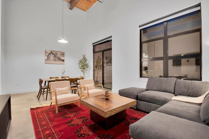 Spacious Oasis | Pool | Gym | 5 Mins To Dt Gvl! - Greenville