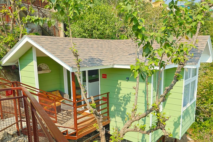 Queens Cottage | Mountain View Patio + Pool Access - India