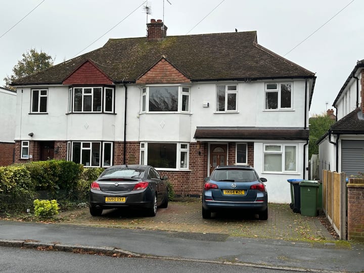 Large Room In Hersham, Surrey - Thames Ditton