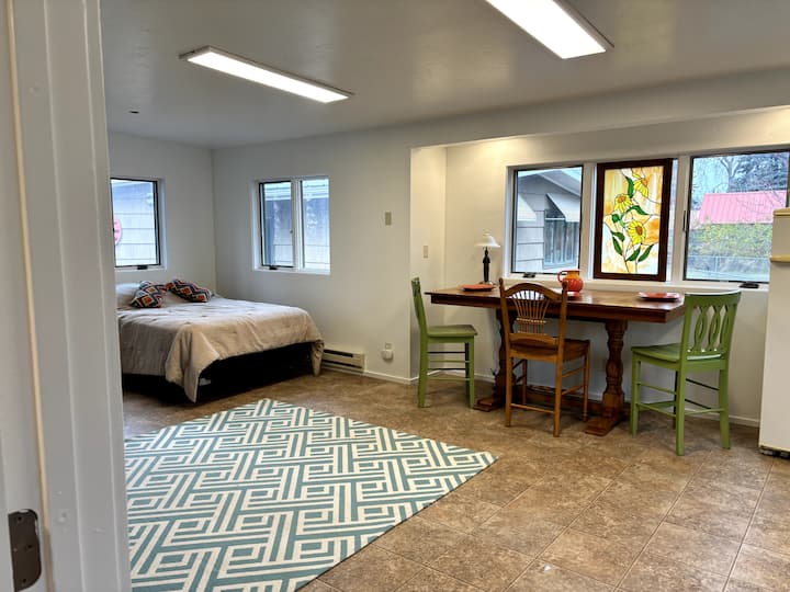 Sunny Studio Apartment Downtown Bigfork ! - Bigfork, MT