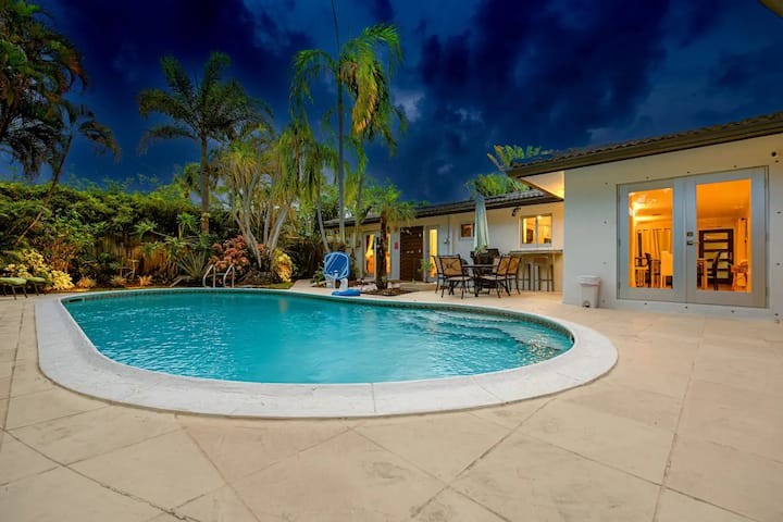 Paradise Palms Hideaway W/ Heated Pool & Tiki Hut - Fort Lauderdale, FL