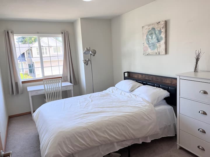 A Room Perfect For Rest And Work - Whidbey Island, WA
