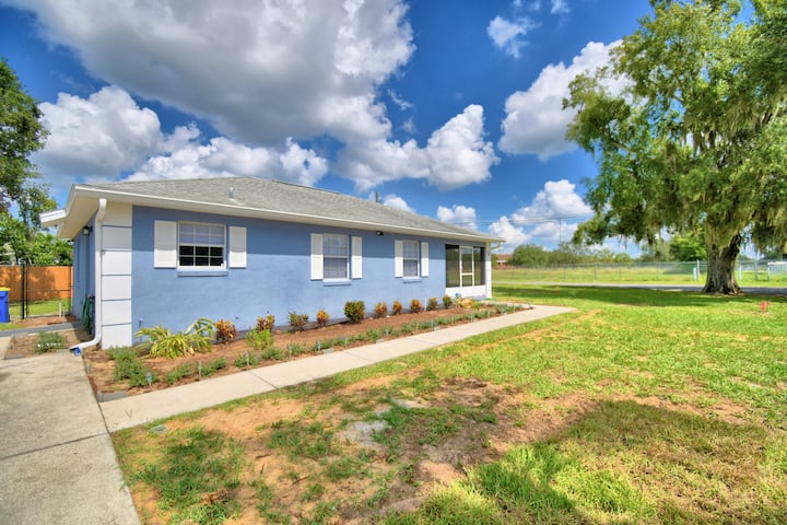 Charming Getaway: Relax & Unwind - Winter Haven, FL