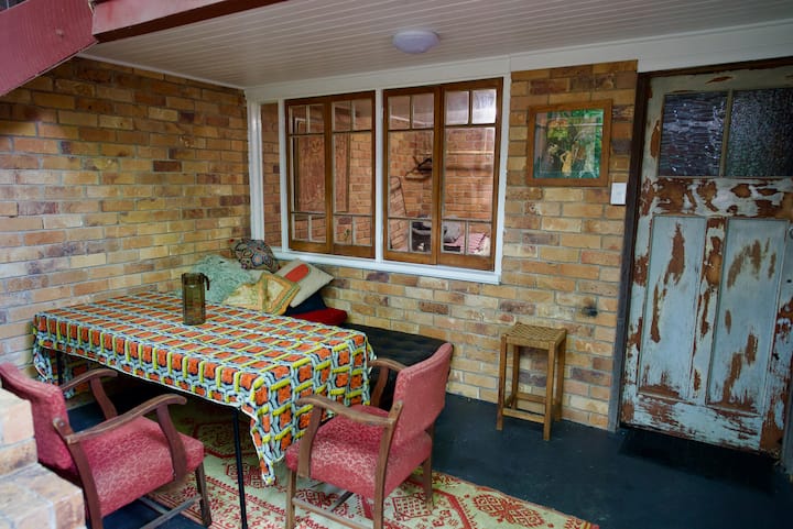 Cool Downstairs Living Space - 米爾頓