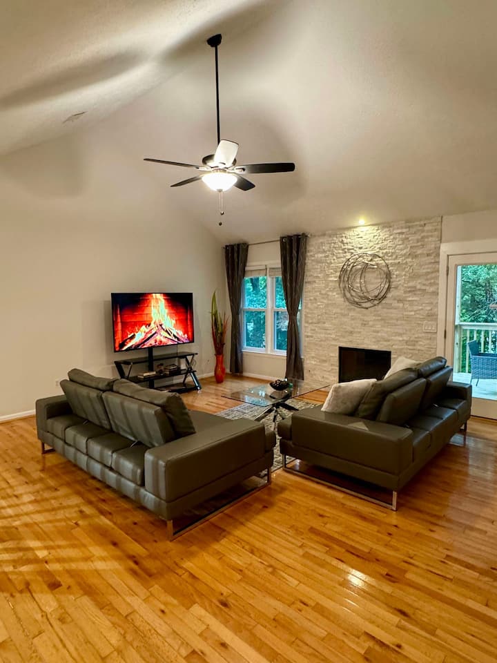 Spacious Modern Retreat Near Braves Sleeps 15 - Marietta, GA