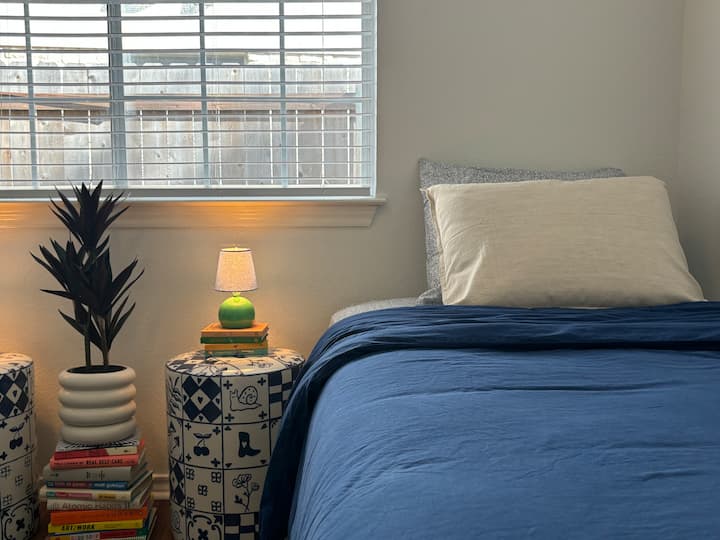 2 Twin Xl Beds Near Tech Hub - Round Rock, TX