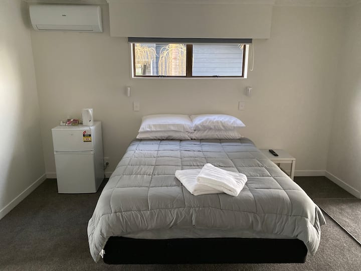 Private Sunny Large Room - Pauanui