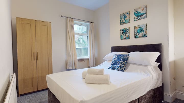Central 5 Bedroom House Parking - Cleethorpes