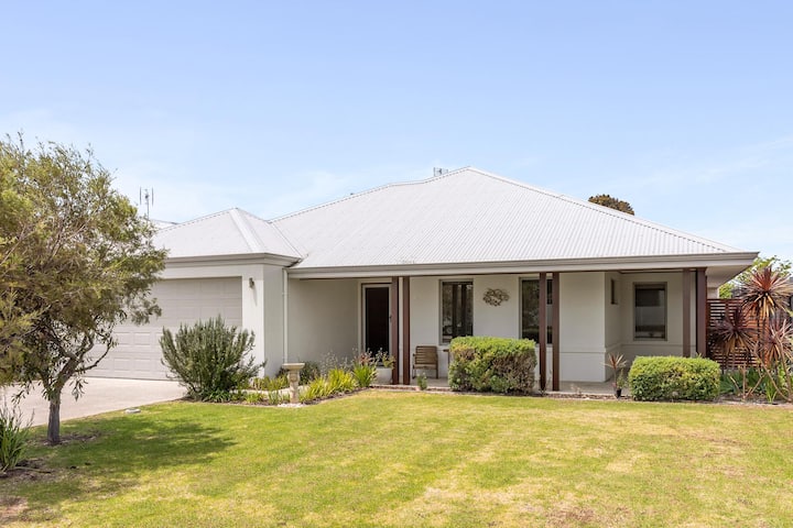 Modern Family Oasis Close To Town And The Beach - Dunsborough