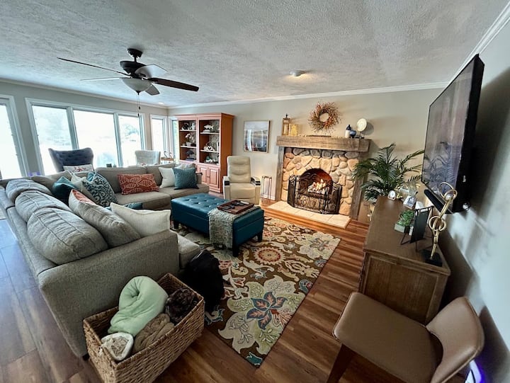 Waterfront 4br Designer Beach Home W/ Hot Tub - Big Rapids, MI