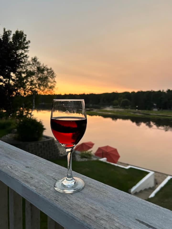 Waterfront 4br Designer Beach Home W/ Hot Tub - Big Rapids, MI