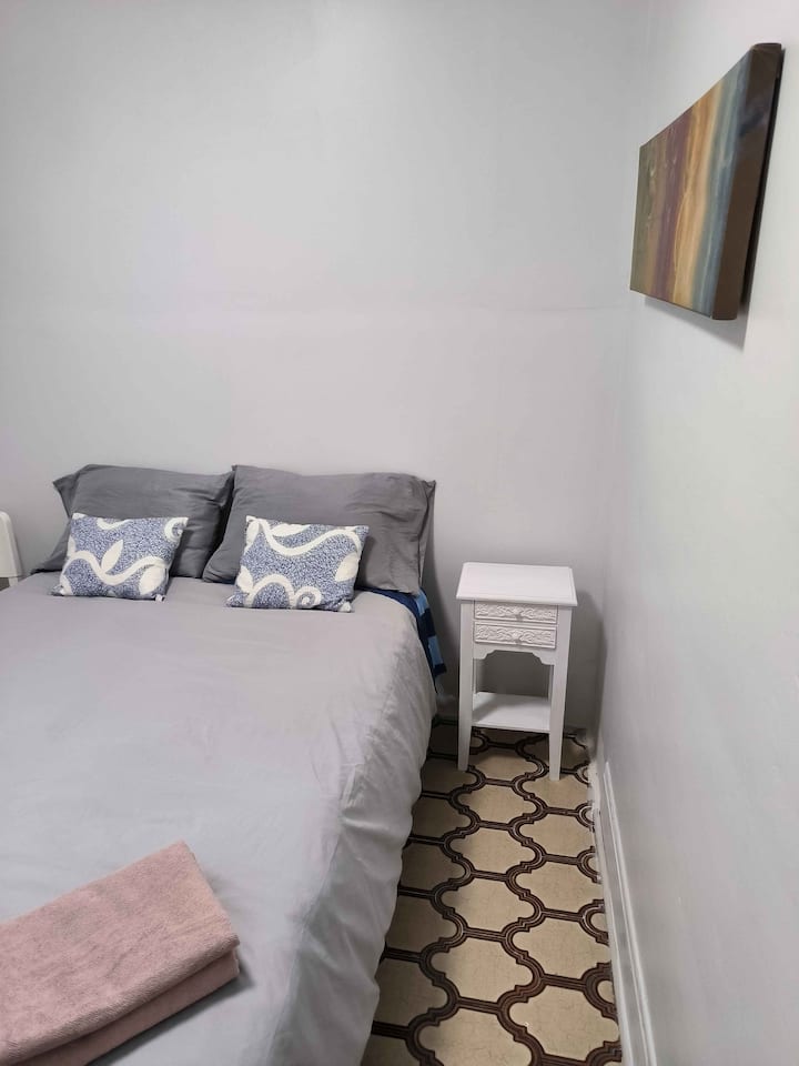 Simple 2nd Floor Room In Heart Of Downtown - Toronto
