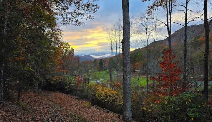 Nantahala Nookie Nook: Playful Retreat For Couples - Franklin, NC