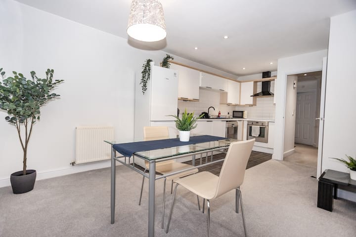 Doulton House Sleeps 5 Parking Wifi Long Stay Disc - Swindon