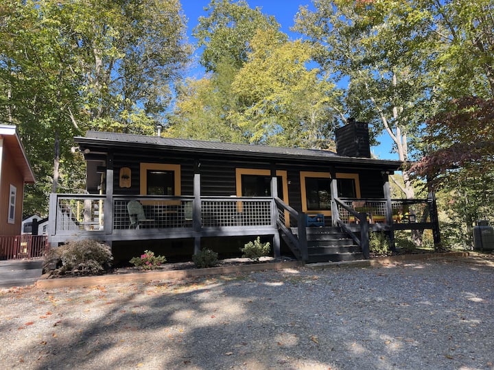 Rustic Meets Modern Comfort - Cozy Mountain Cabin! - Maggie Valley, NC