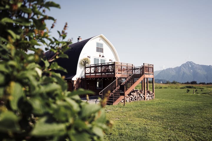 Luxury Barn/bungalow W/ Hot Tub - Palmer, AK