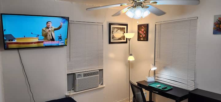 Private Entrance Bedroom-midtown - Houston, TX