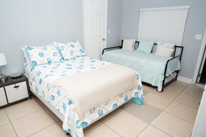 Cozy Beach-themed Efficiency - Plantation, FL