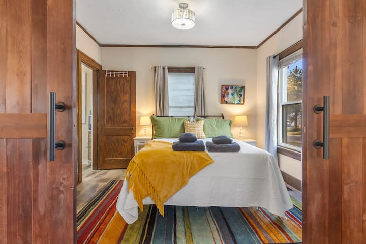 Cozy Corner Cottage | 2bed 2bath - Sioux Falls, SD