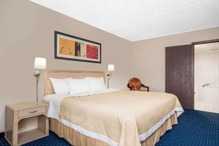 Blue Way Inn 1 King Bed - La Crosse, WI