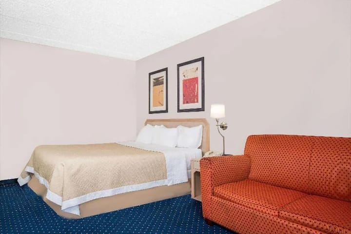 Blue Way Inn Deluxe 1 King Bed - La Crosse, WI