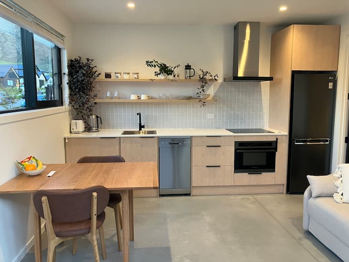 Modern, Cosy, Clean Apartment In Peaceful Area - Southland