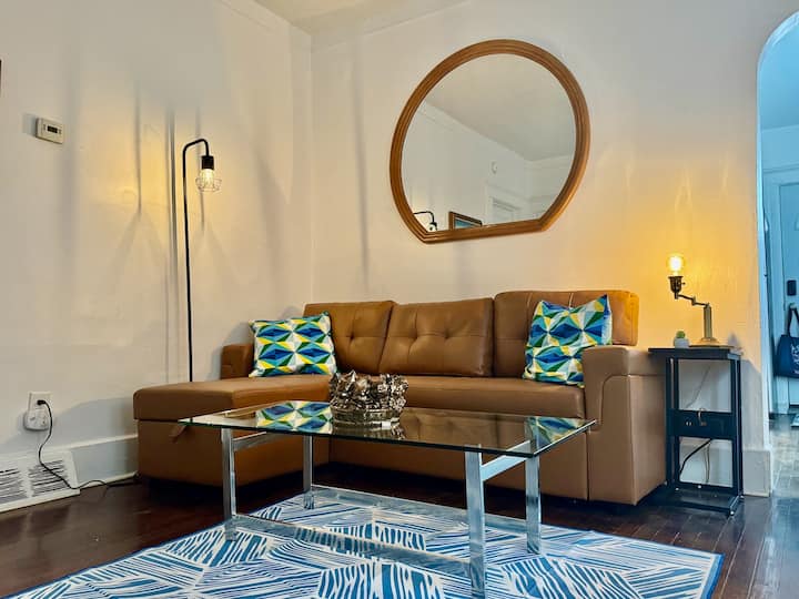 Cozy And Colorful Two Bedroom - Detroit, MI