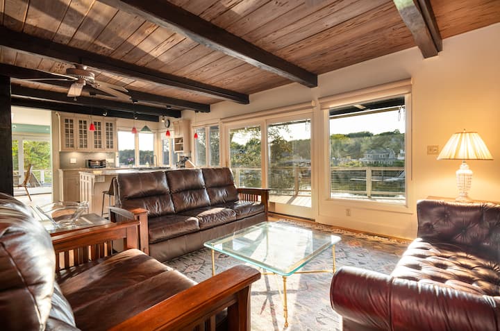 Waterfront Home, Mins From Yale! - Branford, CT