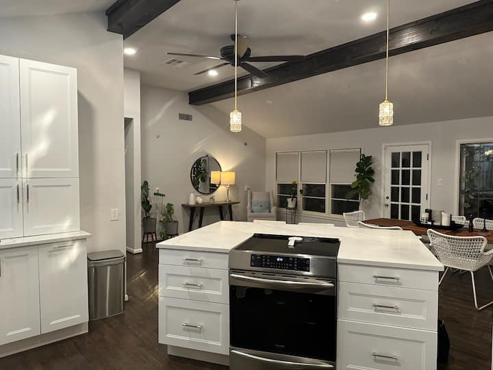 Central Arlington Home Away - Arlington, TX