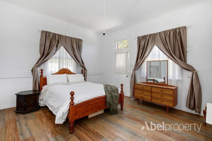Cottage With Stunning City Views - Greenmount
