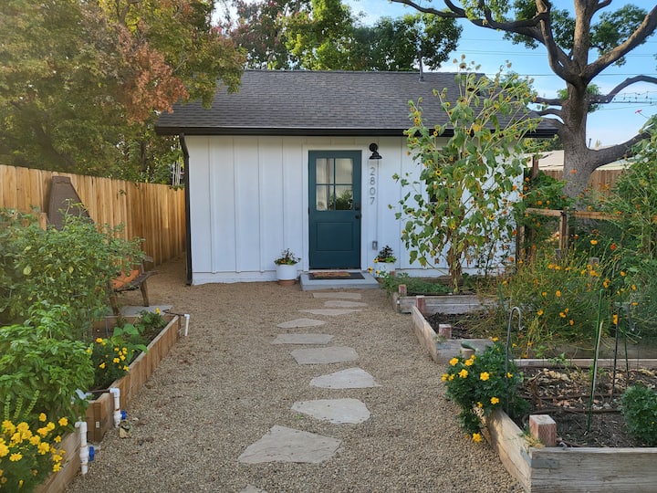 D & J Cozy Cottage - Sacramento, CA