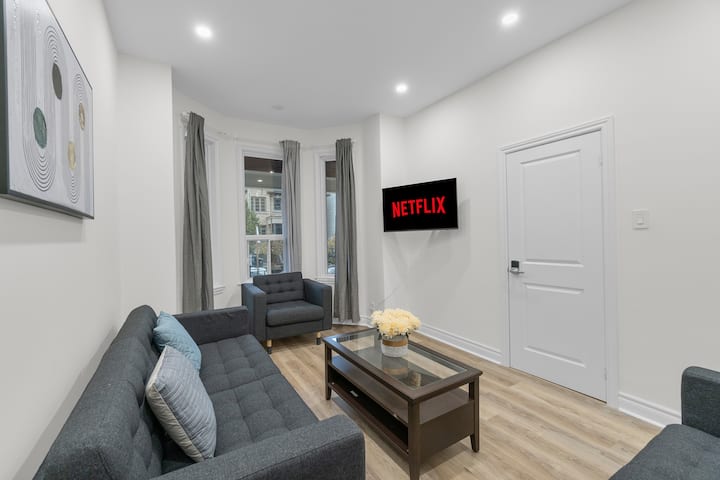 New! 4br - Free Parking - Downtown - Little Italy - Toronto