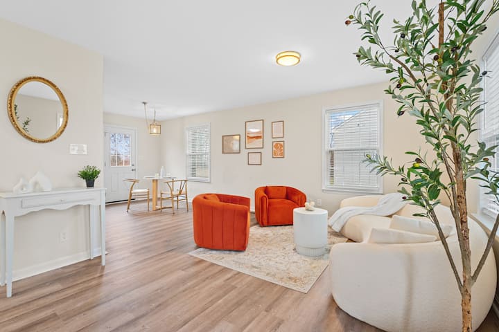 Cozy Contemporary Cottage | King Bed - Fredericksburg, VA