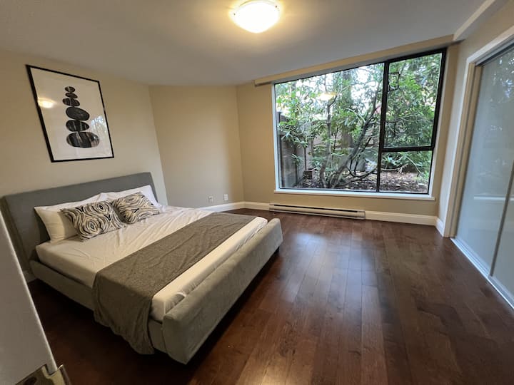 Elegant Pennyfarthing Hideaway - Vancouver